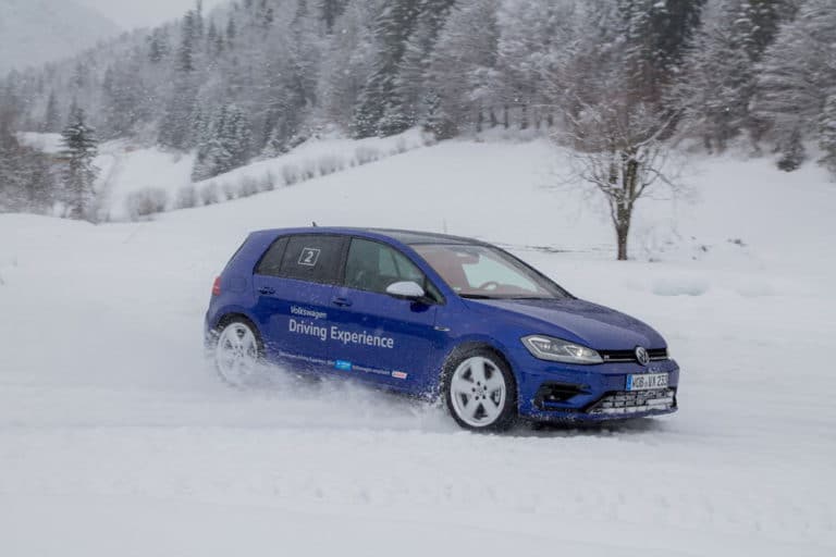 Volkswagen Winter Driving Experience 2018: Vatromet na ledu! | CARLANDER